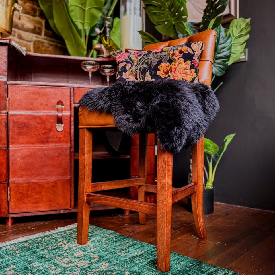 Oskar Chesterfield Bar Stool in Amalfi Brandy Leather – Vintage Sofa