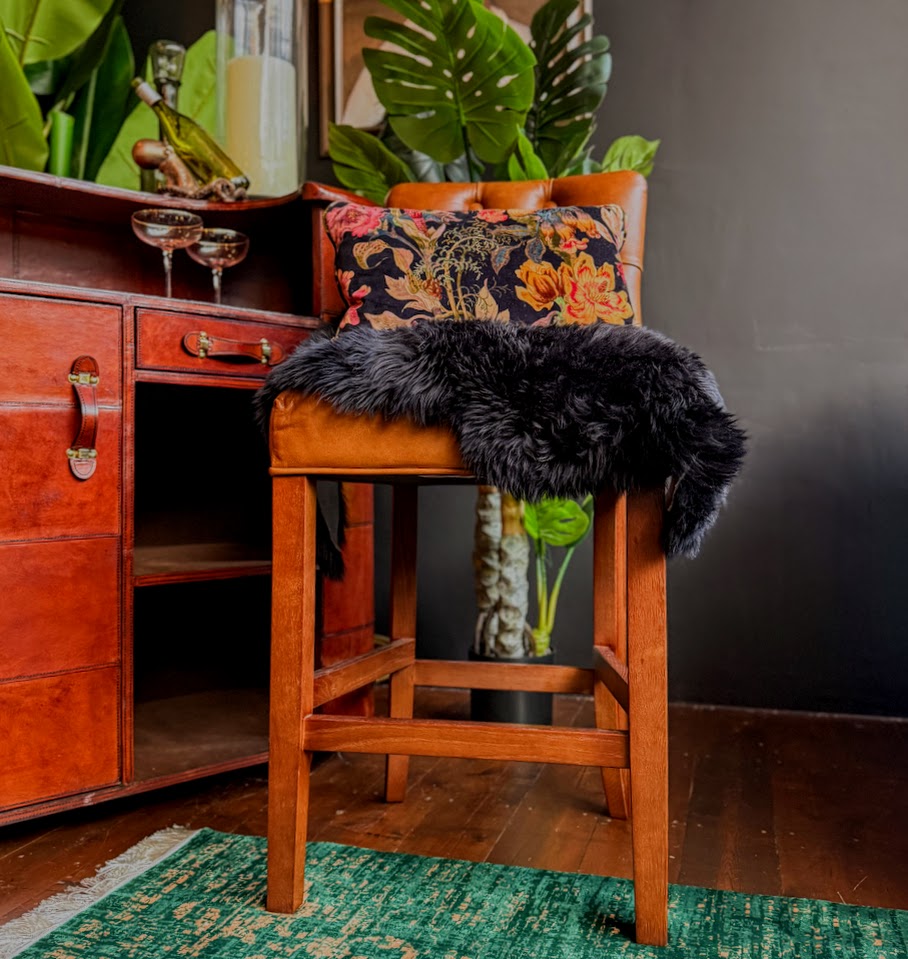 Oskar Chesterfield Bar Stool in Amalfi Brandy Leather – Vintage Sofa